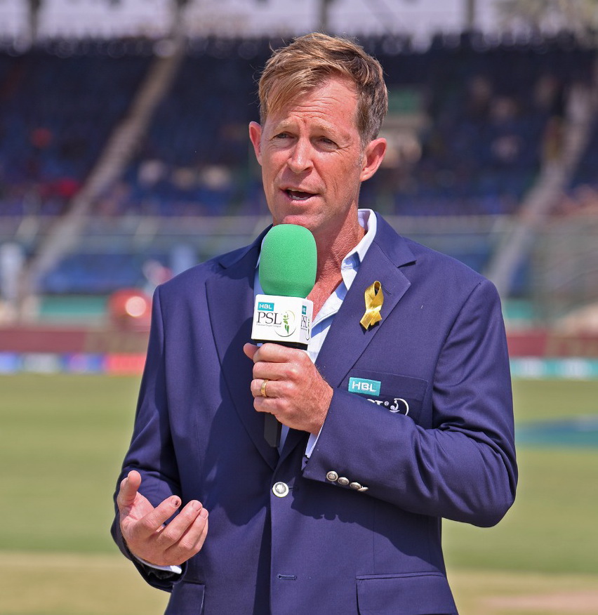 Jonty Rhodes teaches the art of fielding to women cricketers | Press ...